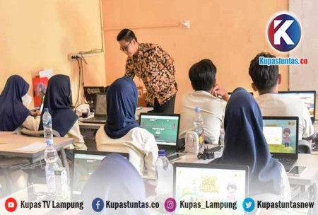 Kupas Tuntas - Dosen dan Mahasiswa UTI Beri Pelatihan Merakit Robot Sederhana di SMA YP Unila ...