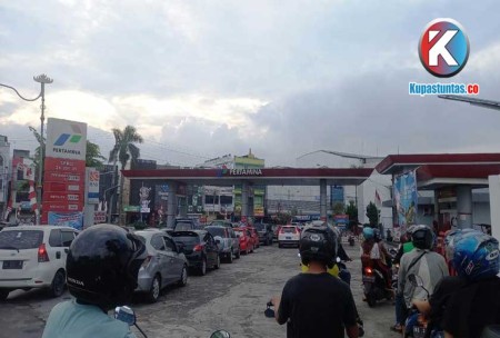Kupas Tuntas - Jelang Kenaikan Harga BBM, Antrean Kendaraan Mengular di Beberapa SPBU di Bandar ...